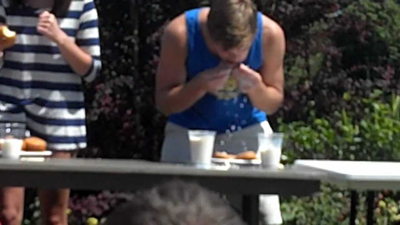 How To Win A Donut-Eating Contest - YouTube