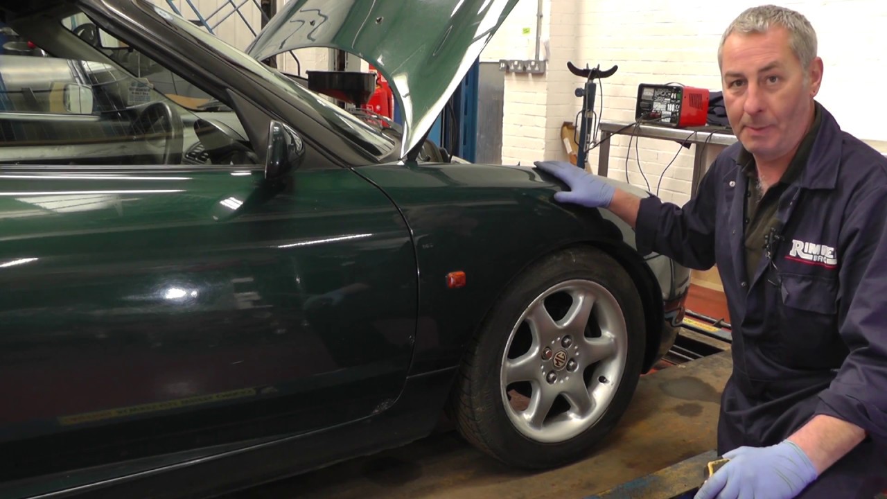 Pumping the hydragas suspension up on an MGF - YouTube