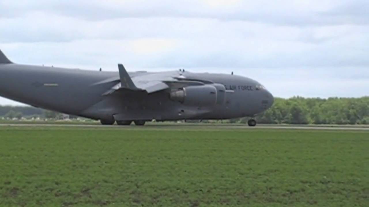Air Show - Boeing C-17 Short Landing & Takeoff - YouTube