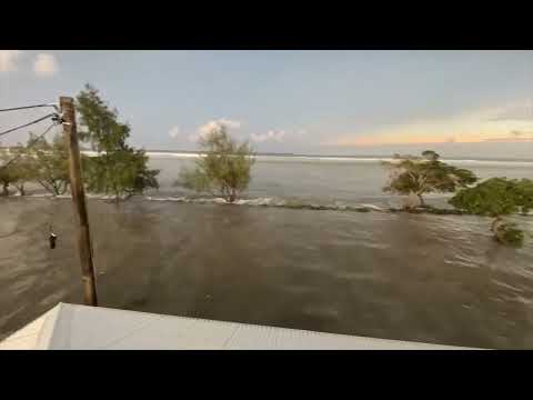 Hunga Tonga Volcano Eruption and Tsunami (Compilation) January 15, 2022  / Tsunami en Tonga 2022