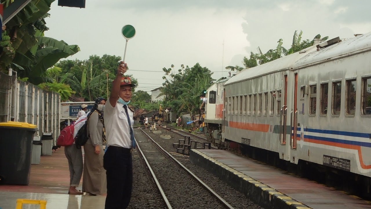 KEREN...!!! AKSI PPKA MEMBERANGKATKAN KERETA API || PPKA MEMBERIKAN ...