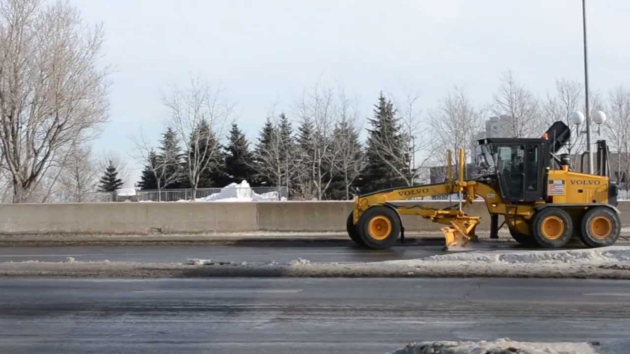 VOLVO ROAD GRATOR TRACTOR SCRAPING ASPHALT - YouTube