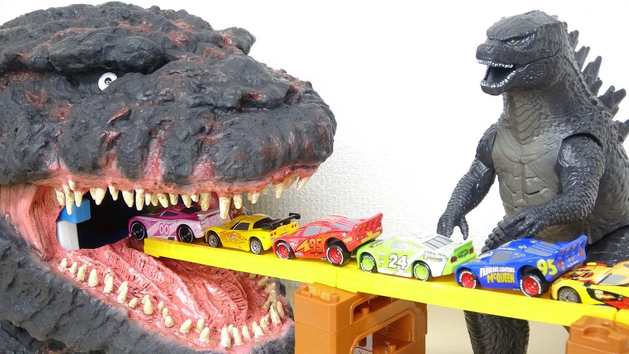 Pixar Disney Cars Drive into Giant Godzilla's Mouth ゴジラの口の中にカーズがどんどん入って ...