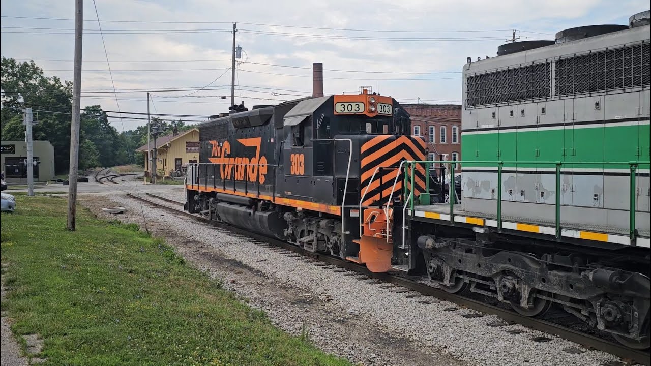 W&LE Medina local rolls light down the B&O with Rio Grande GP40-2 #303 7-14-25 - YouTube