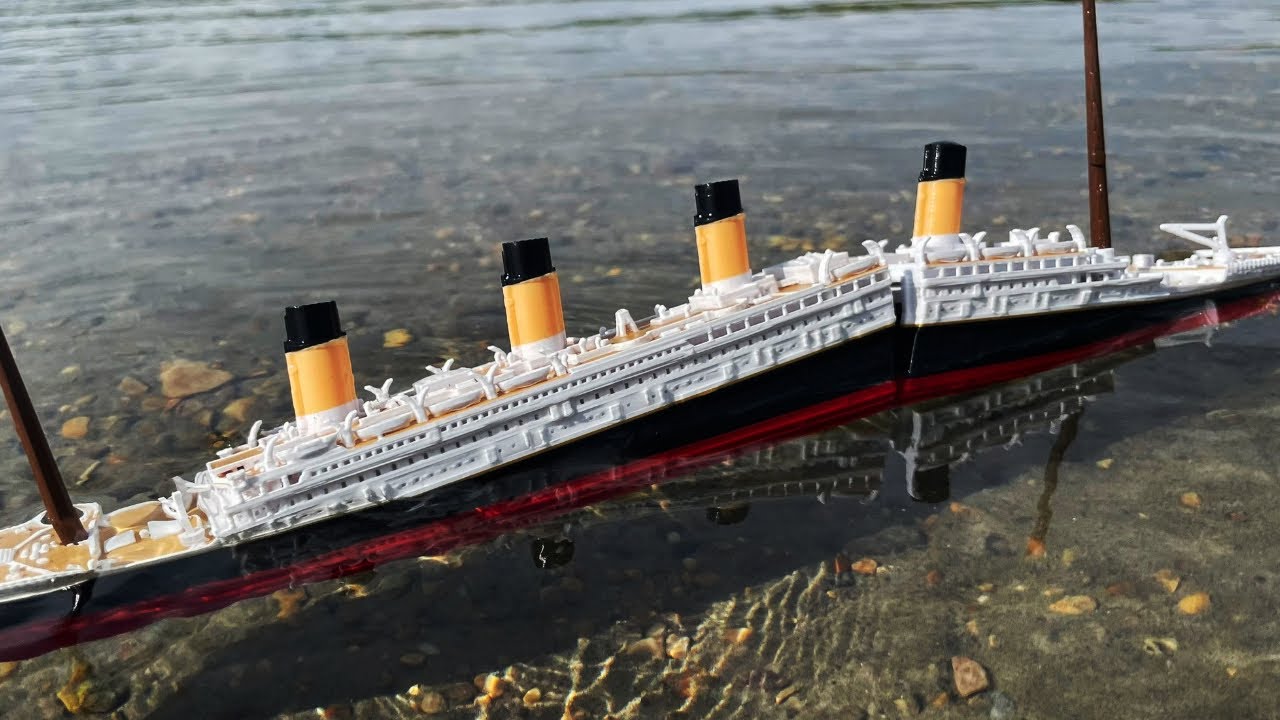 Sinking of Titanic Model at the Lake ( Titanic Splits in Half ) - YouTube