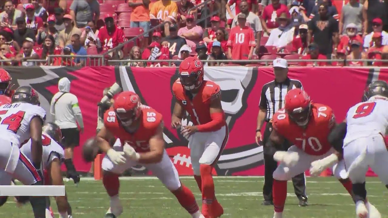 Fields continues his struggles as Bears Q.B. - YouTube