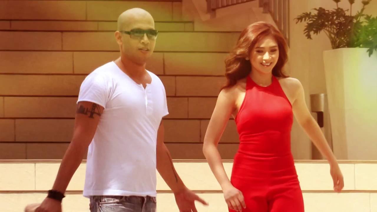 [MUST-WATCH] Sarah G's signature walk - YouTube