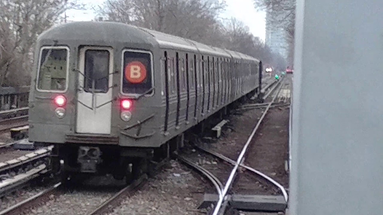 Westinghouse amrail r68 b train departs kings highway - YouTube