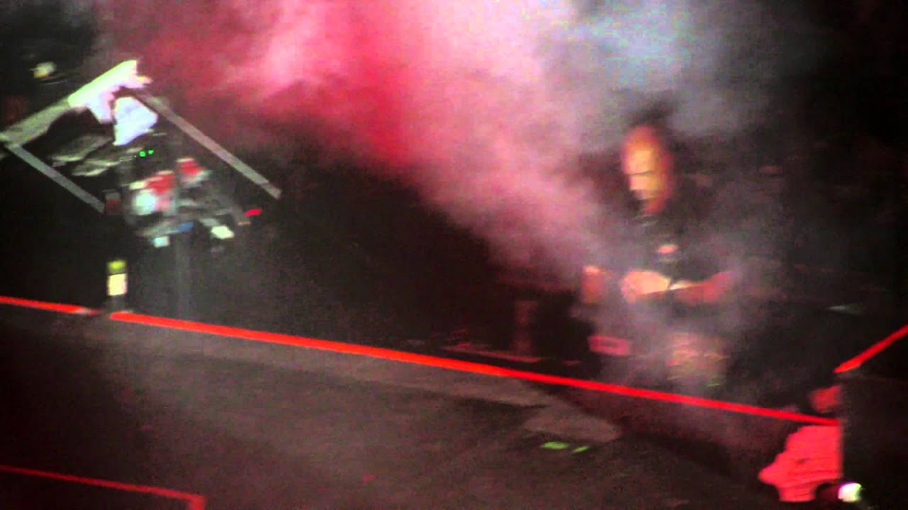 Guns 'n' Roses o2 Arena London 2012 (ENTRANCE) (1/5) - YouTube