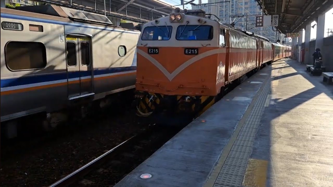 2233次瑞芳發車經由山線開往嘉義的EMU722+EMU721阿福號區間車，和516次高雄發車經由海線開往七堵的E215+E401車王雙電頭+新式自動門莒光號 - YouTube