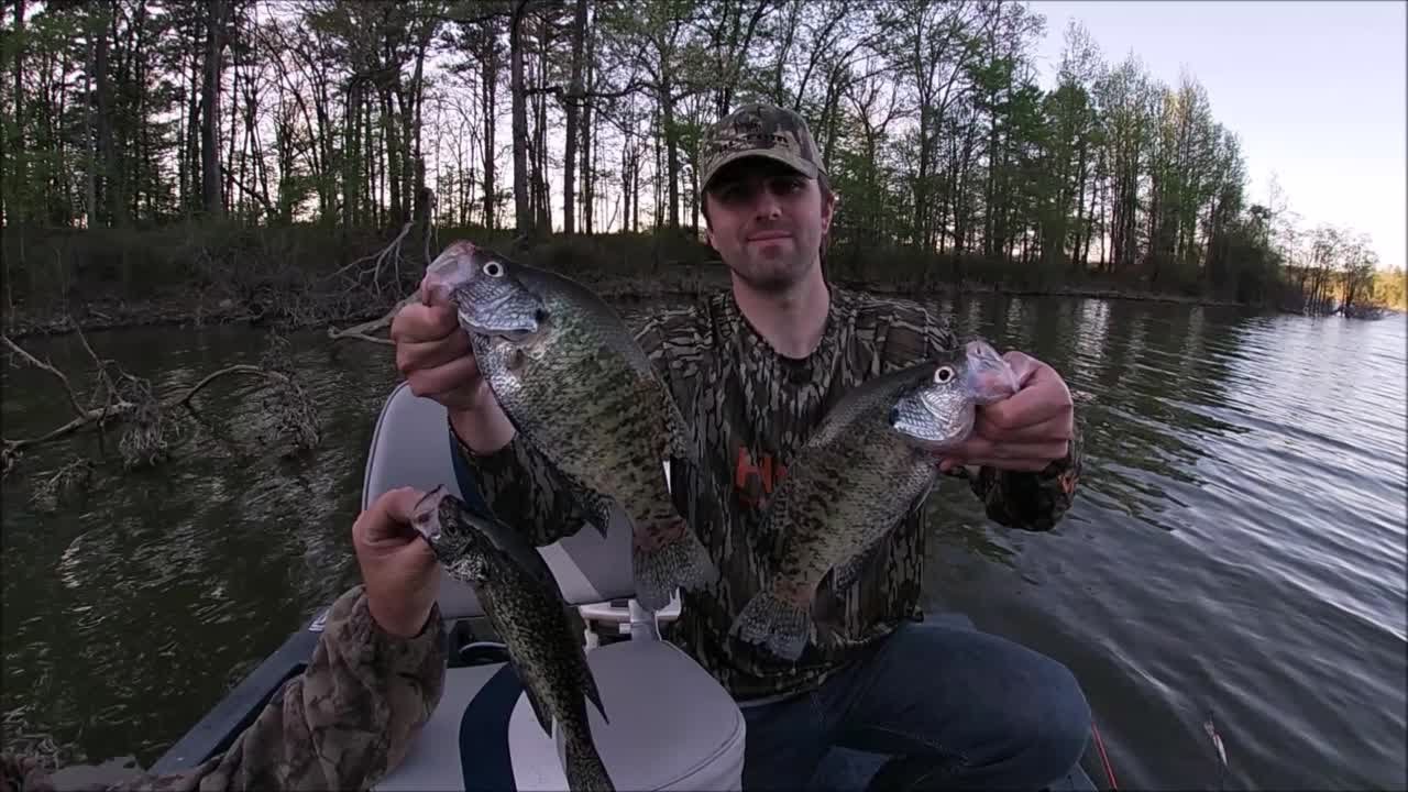 HOW TO LOCATE SPAWNING CRAPPIE! SHOWING HOW THEY SPAWN! FISHING A FEW ...