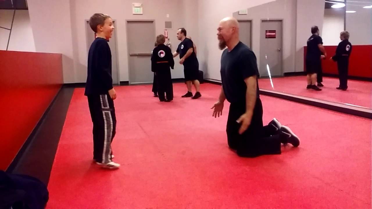 Hapiko kids outside wrist lock, Farang mu sul - YouTube