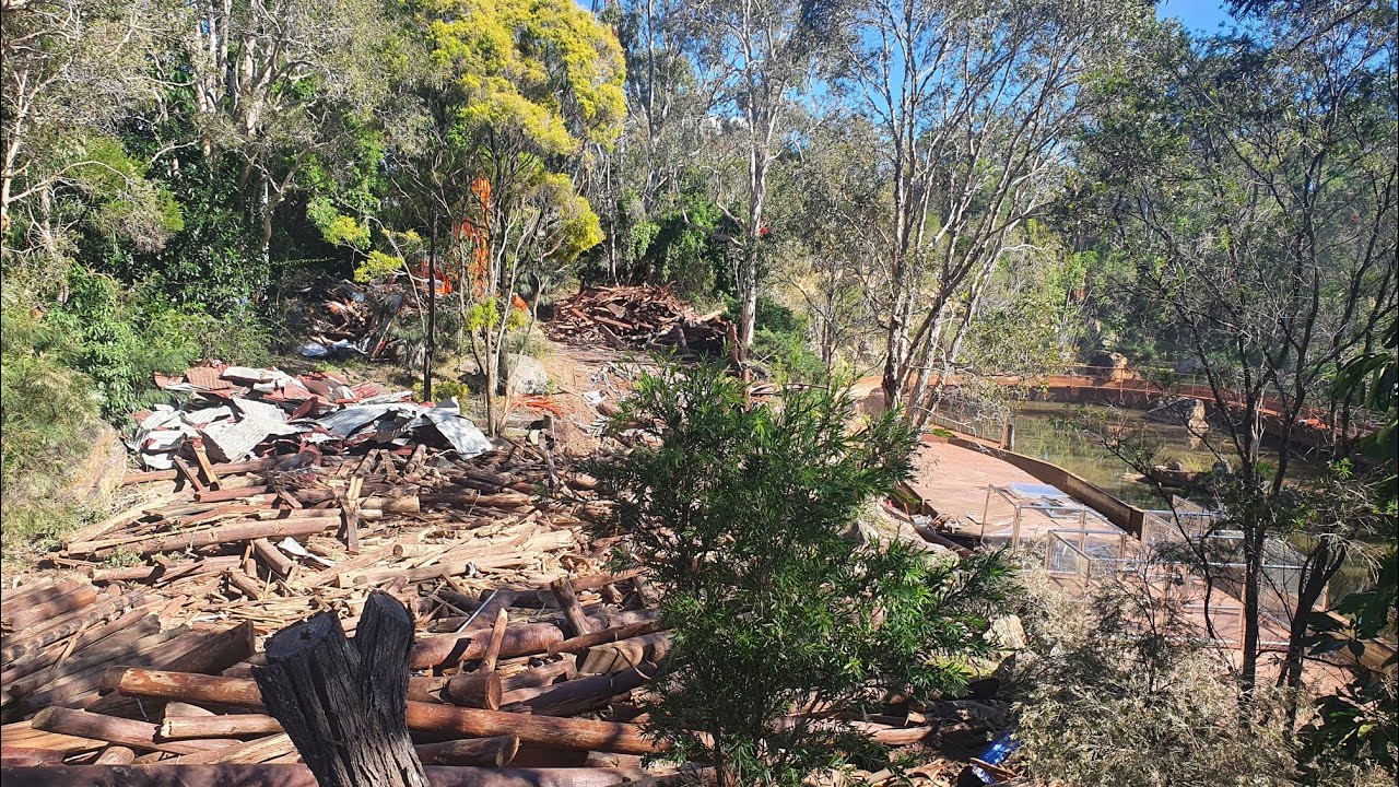 Hooroo Rocky Hollow Log Ride; Dreamworld on the Gold Coast. - YouTube
