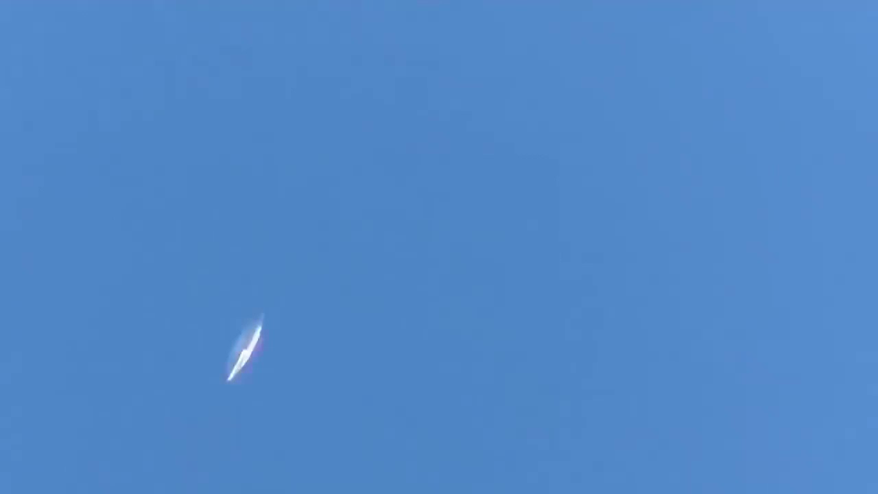 Super clear footage of UFO in quebec caught on camera - YouTube