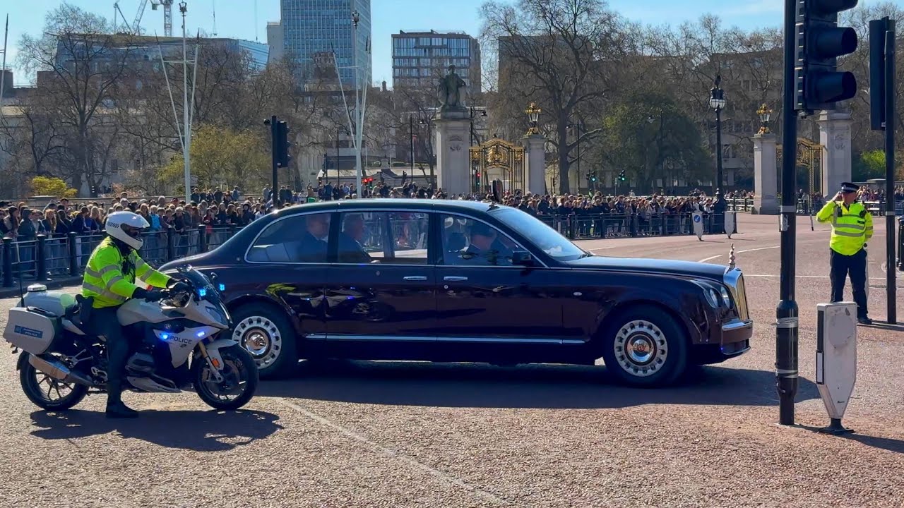 Royal Cheers as Police Salute Passing Cars Entering Buckingham Palace ...