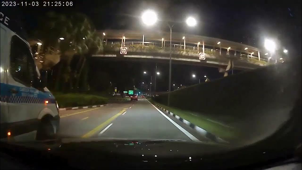 YP4262D inconsiderate driving, change line without signaling - YouTube