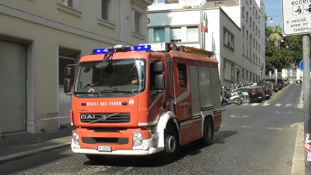 [1A] Uscita APS Volvo Vigili del Fuoco Roma in sirena - YouTube