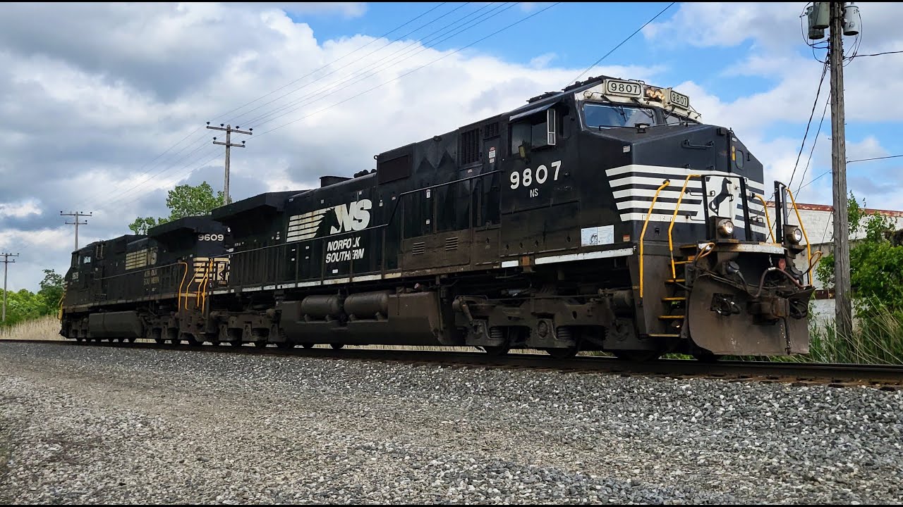 NS 92Q Light Engine Power Dash 9's #9807 & #9609 in Unionville Ohio ...