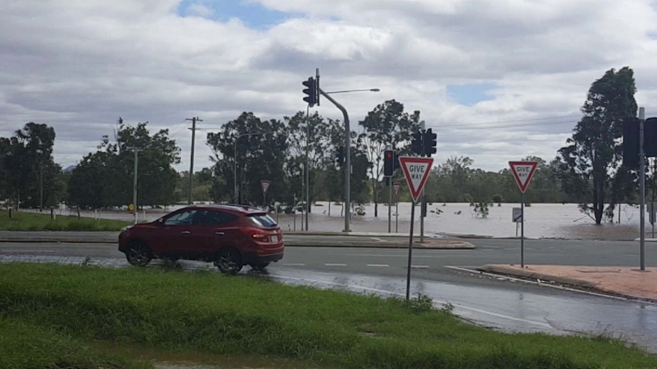 Jimboomba Floods 2017 Shell Servo - YouTube