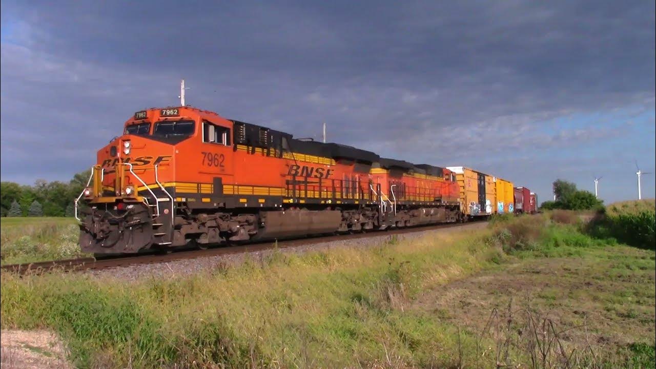 Westbound BNSF Manifest Cruising Around the Shabbona Curve - Shabbona, IL - YouTube