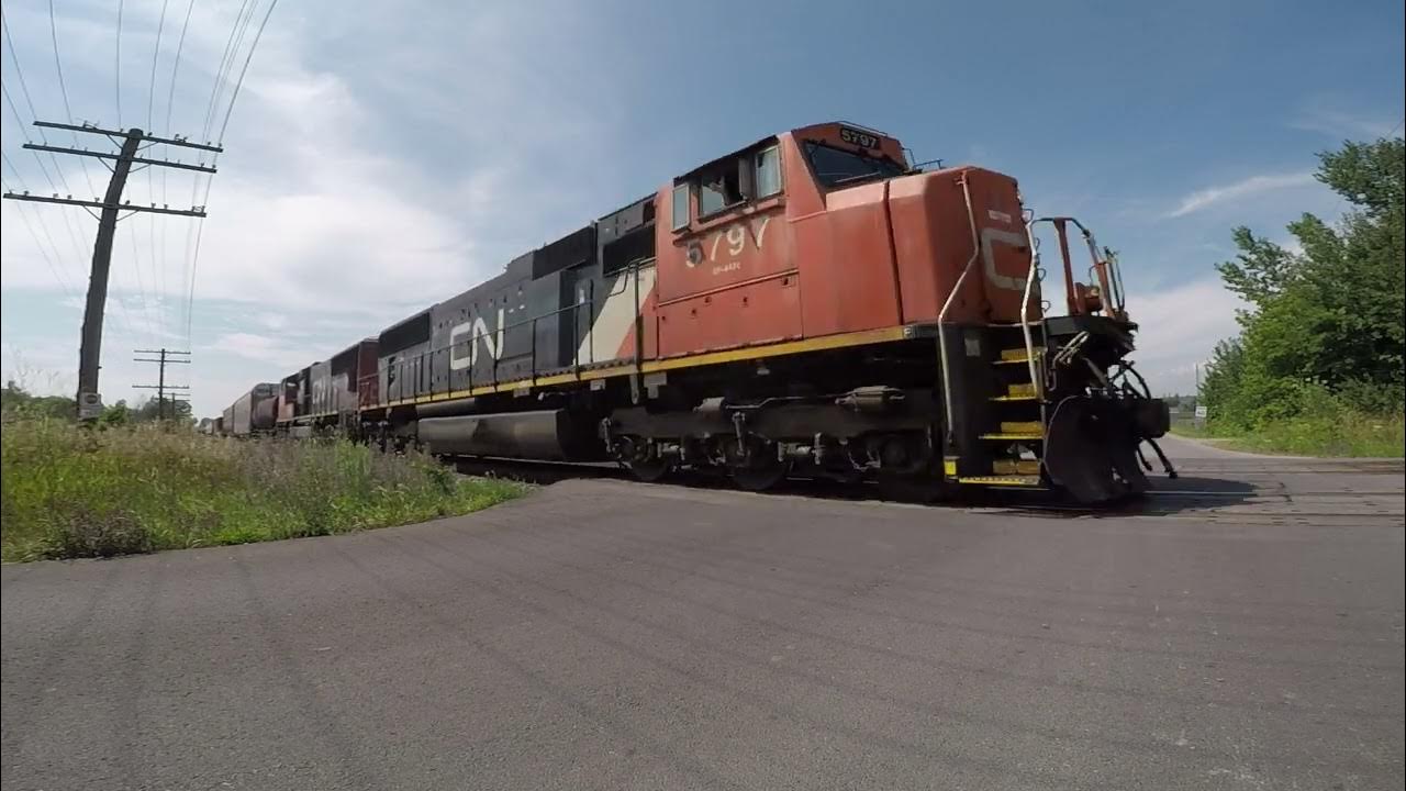 CN eastbound mixed freight at Wicklow Beach Road lead by 2 SD75I's - YouTube