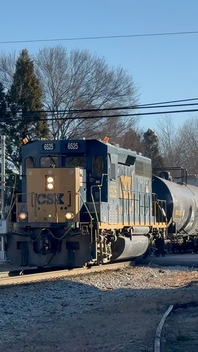 GP40-3 CSX #6525 leaves Lawrenceville for local operations - YouTube