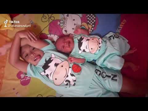 Adik kaka gemesin....