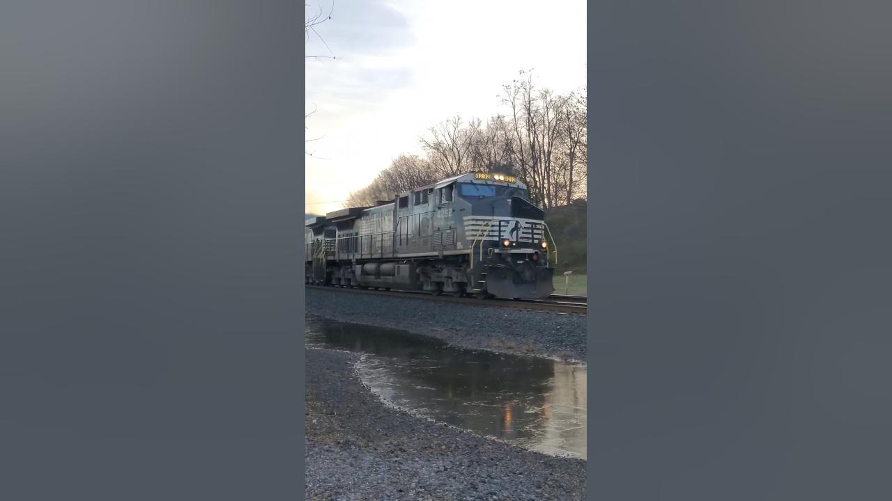 Norfolk Southern #4292 leads a 211 car manifest at Lewistown, PA (11/25/2023) - YouTube
