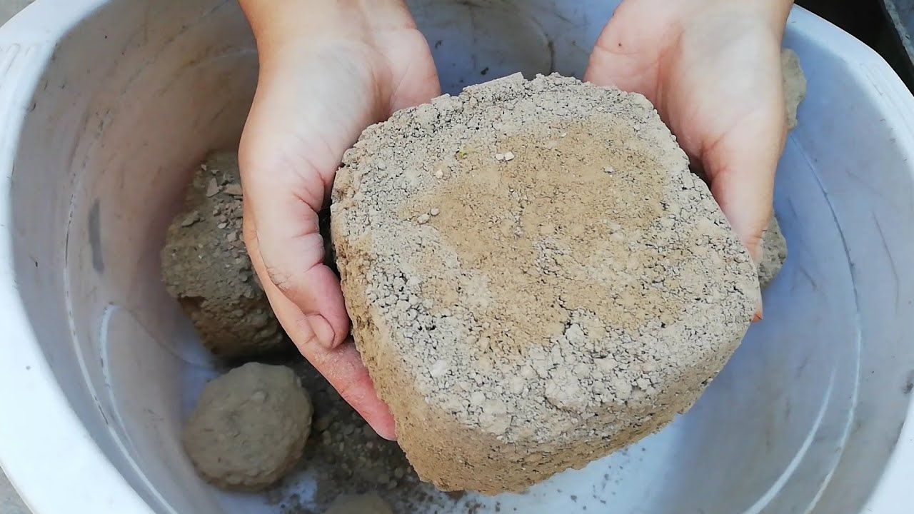 Gritty mud clay texture dry crumbling with water💦 mixing #asmr#ashes# ...