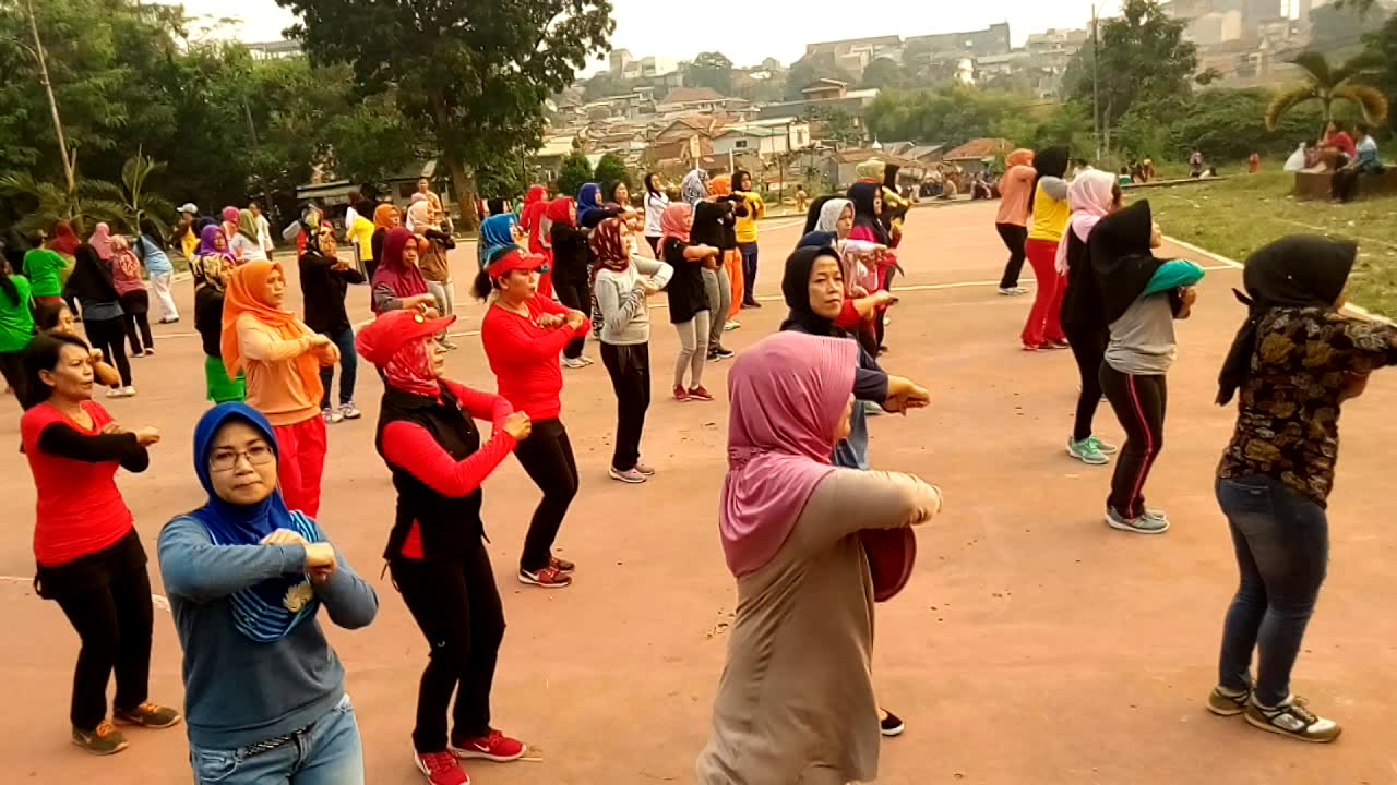 Poco-poco Dance, Jalan Riau, Bogor - YouTube