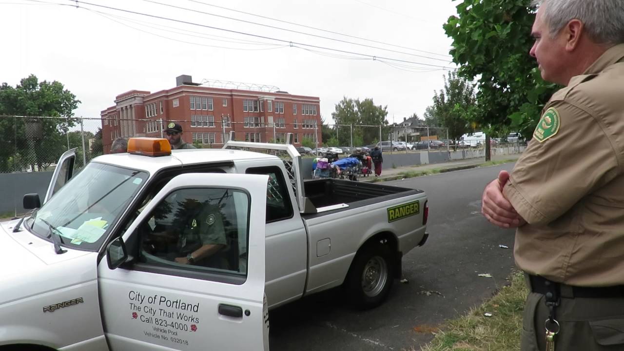 Portland parks rangers raid homeless camp - YouTube