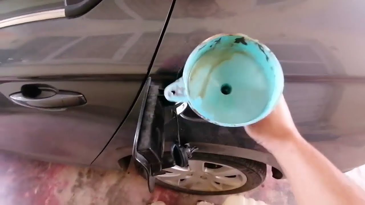 Le pongo gasolina de un bidón con un embudo a mi carro peugeot 301 ...
