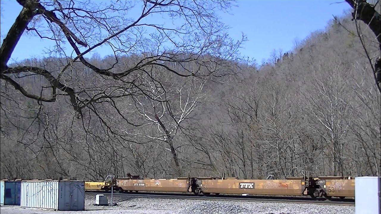 UP Units Lead NS 29G West at Elliston, VA - YouTube