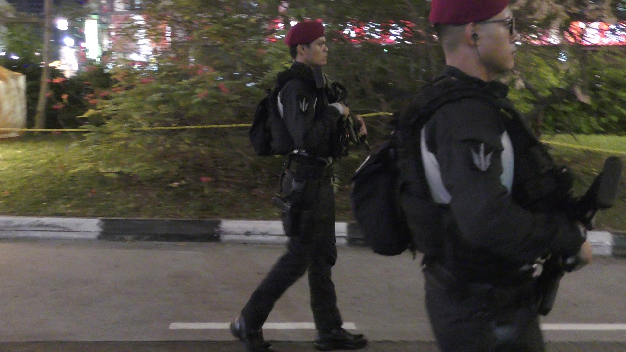 Singapore's anti-terror Police unit patrol the China Town on the eve of ...