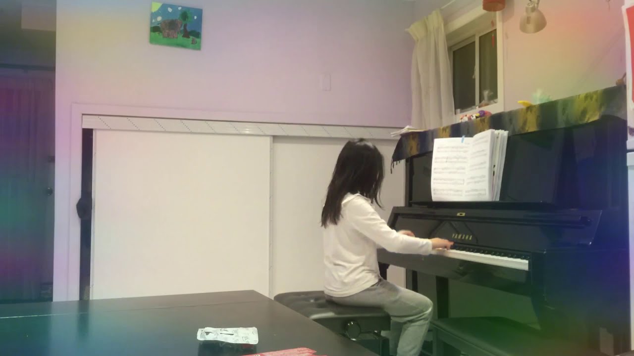 Little kid playing fast piano - YouTube