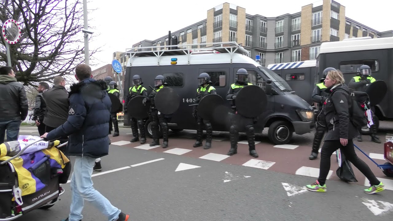 POLITIE MOBIELE EENHEID MAKEN EEN CHARGE AMSTERDAM MUSEUMPLEIN 20-3 ...