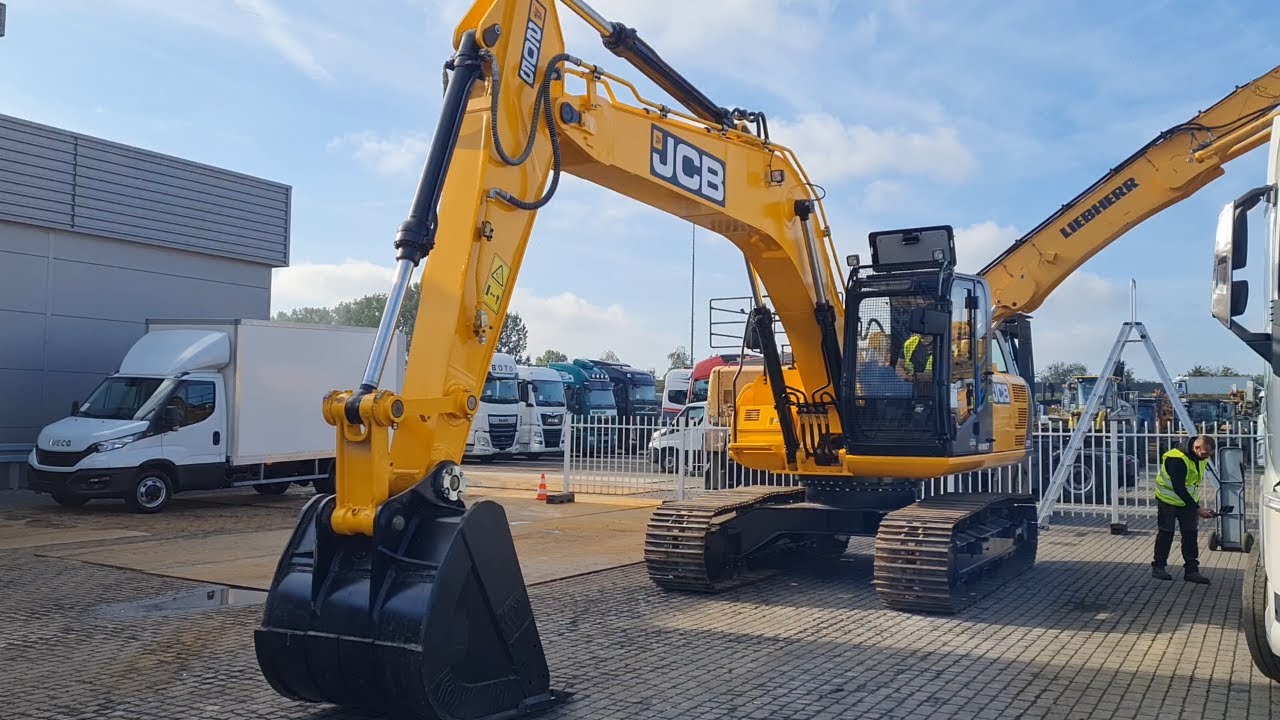 70151614 JCB JS205 - YouTube