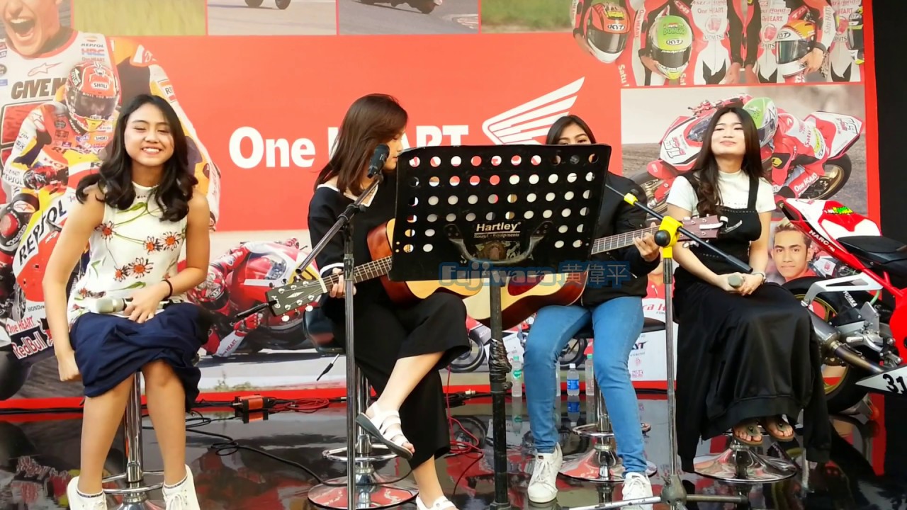 JKT48 - Accoustic @.Booth Honda PRJ 2017 - YouTube