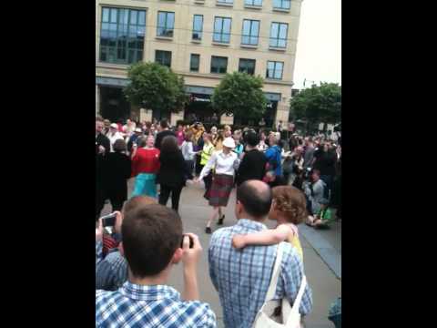 EDINBURGH FLASH MOB DANCE - 8 1/2 FOUNDATION LAUNCH AT FILM FESTIVAL ...