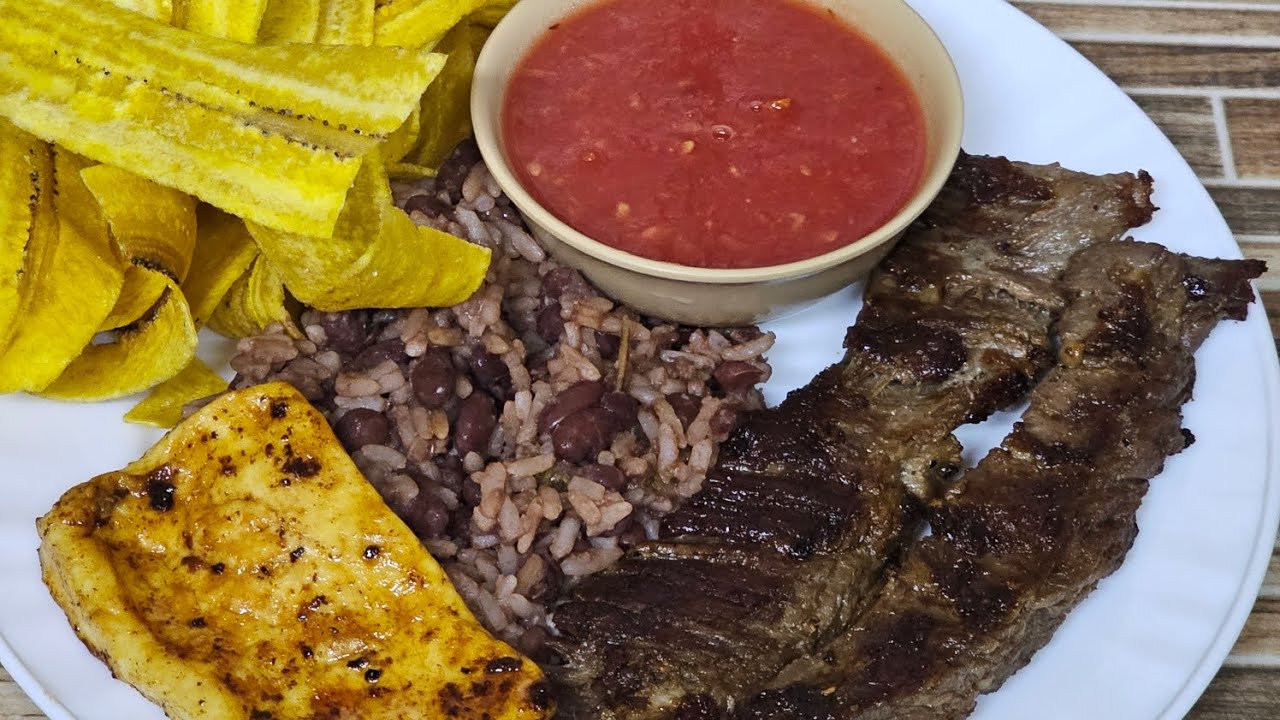 Carnita Frita Con Gallo Pinto Y Tajadas Un Delicioso Platillo ...