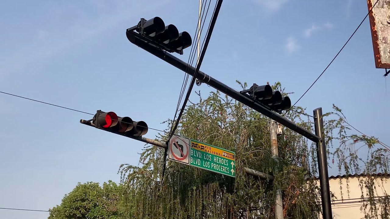 Avanza la instalación de semáforos inteligentes - YouTube