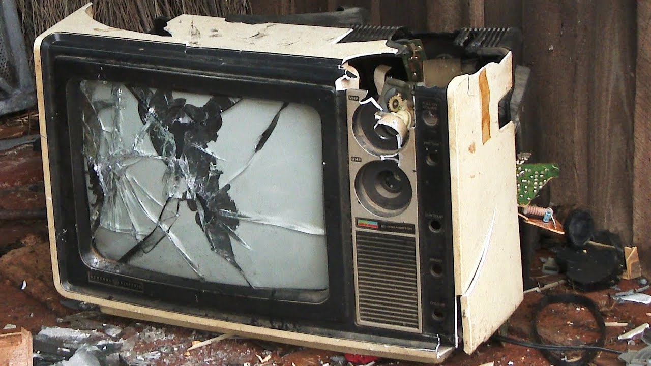 Smashing a Vintage General Electric TC 34P1-R CRT Television - YouTube