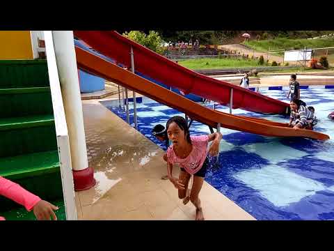 Berenang kolam abg