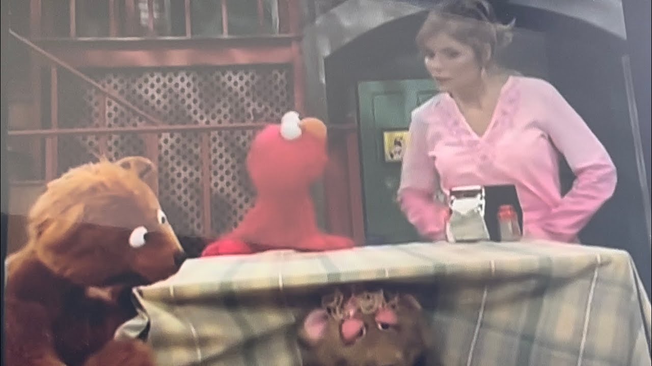 Sesame Street Elmo’s Potty Time: Gina helps Elmo and Baby Bear with ...