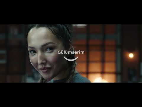 Kim ne söylerse söylesin, ne düşünürse düşünsün, senin gülüşün var! Gülümsemeye devam et!