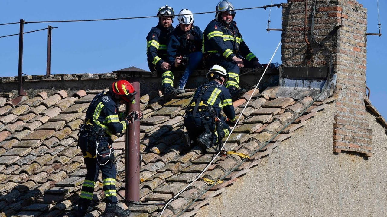 Chimney installed on Sistine Chapel - YouTube