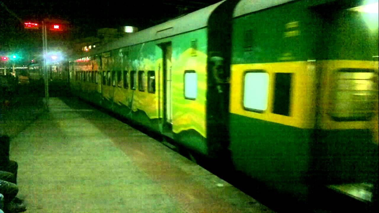 12247 - BDTS-Nizamuddin Yuva Express departing from Vadodara (BRC ...