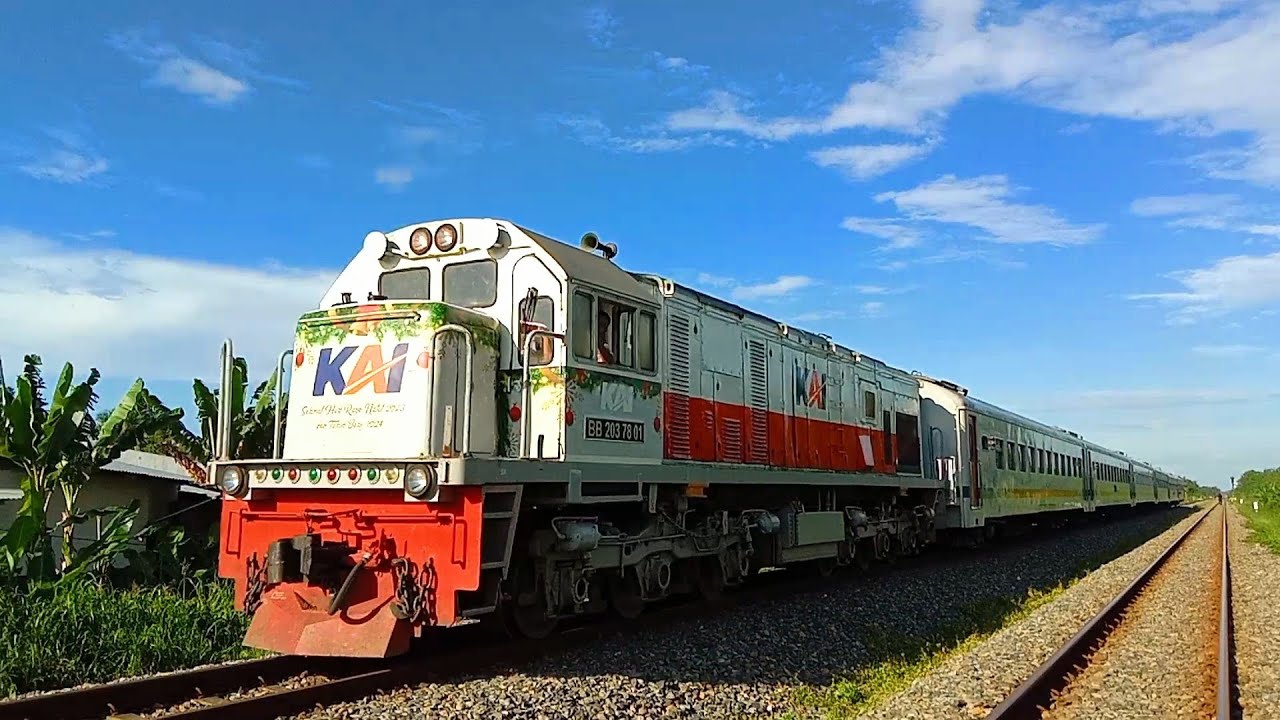 WOW LOKOMOTIF BB 203 BERPENAMPILAN BARU DENGAN STIKER NATAL & TAHUN ...