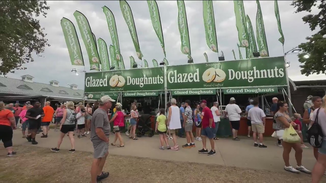Roger Riley checks out new donut stand at the Iowa State Fair - YouTube