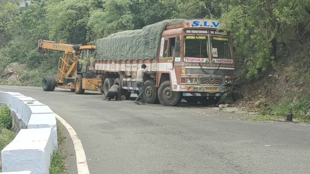 Dhimbam ghat road lorry break failure driver saves big damage - YouTube
